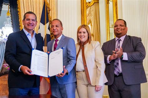 Gobernador Firma Órdenes Ejecutivas Sobre Los Planes De Ordenamiento