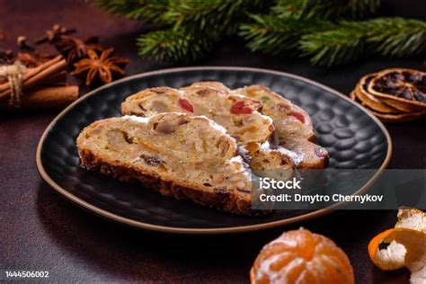 어두운 콘크리트 배경에 마지판 딸기 견과류가 있는 크리스마스 파이 0명에 대한 스톡 사진 및 기타 이미지 0명 12월 가루 설탕 Istock