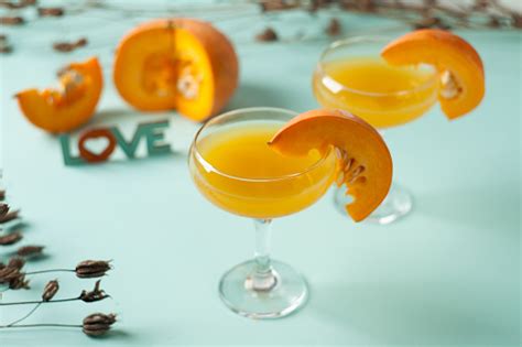 할로윈 칵테일 호박 오렌지 음료 향미료입니다 마른 꽃과 호박 가드와 Dfestive 장식입니다 가을에 대한 스톡 사진 및 기타 이미지 Istock