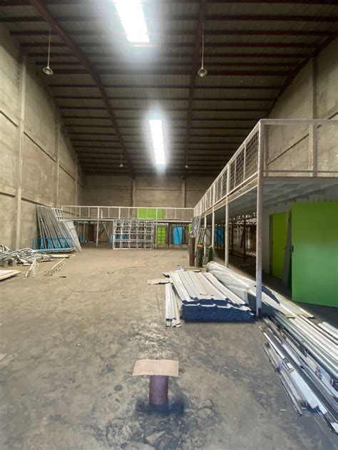 WAREHOUSE SPACES FOR LEASE THINGS INSIDE ARE NOT INCLUDED FOR PULL