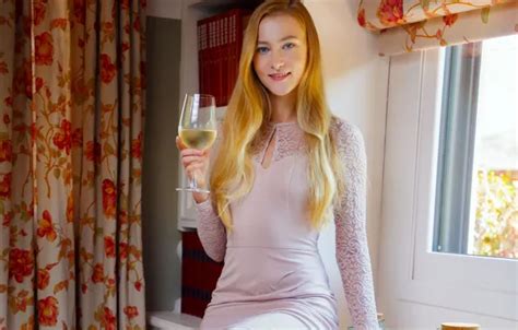 Обои Glass Long Hair Wine Model Gorgeous Posing Beautiful Face
