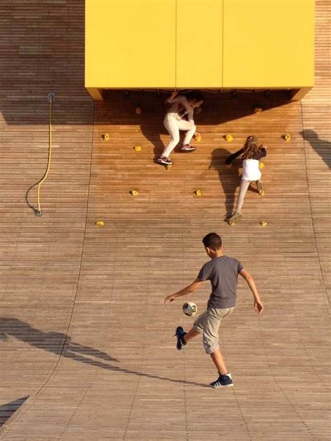 아이들을 위한 조금 위험한 놀이터 렘파트 웨이브 기존 공간에 대한 기억은 아이들과 부모를 위한 소셜 놀이공간으로 재구성됩니다 허물어진 성곽의 재현은 현대적인 건