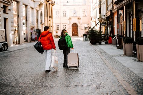 짐을 들고 거리를 걷고 있는 두 명의 여성 사진 Unsplash의 유럽 여행 이미지