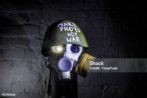 비 문 가진 플래시와 그림자와 흰색 벽돌 벽에 군사 가스 마스크의 예술 사진 조국 수비수 날 전쟁이 아니라 사진 확인 0명에 대한 스톡 사진 및 기타 이미지 Istock