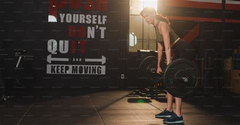 강한 운동 선수 남자와 여자 사람 친구는 스포츠 체육관에서 운동 운동 운동 훈련에 적합 하 게 몸에 강한 피트니스 건강 한 라이프 스타일과 모양 슬림에 대 한 보디 빌딩