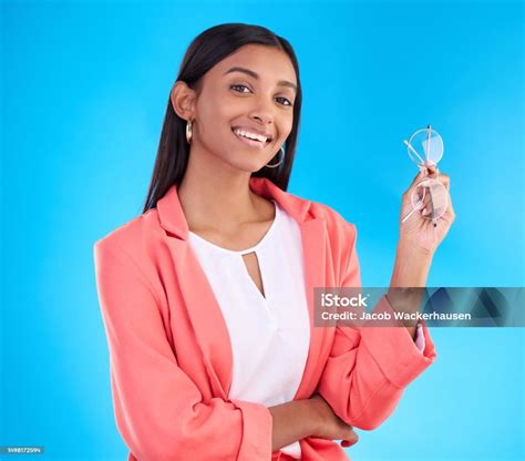 초상화 사업가 안경을 쓴 여자 파란색 스튜디오 배경에 대한 미소와 자신감 얼굴 여성 직원 및 똑똑한 기업가는 선명한 시력 행복 및 지능을 위해 안경을 착용합니다 그라데이션에