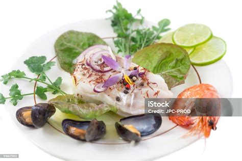 대구 생선 필렛 대서양 대구 해산물 Mussells 새우 석 회와 야채 흰색 바탕에 건강한 식생활에 대한 스톡 사진 및 기타 이미지 건강한 식생활 딜 허브 사진