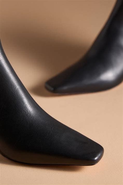 리포메이션 로베르타 스닙토 키튼힐 부츠 앤트로폴로지 한국 공식 스토어 유니크한 여성 패션 및 라이프스타일 편집샵 200개이상의 프리미엄 브랜드 여성 의류 액세서리