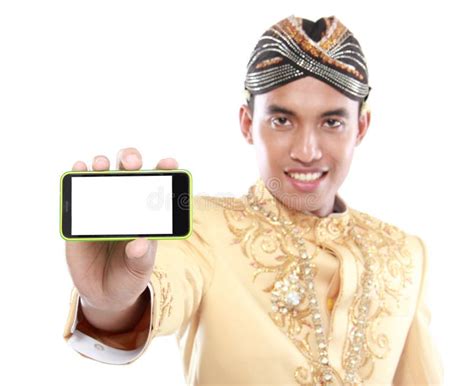 Mens Met Het Traditionele Kostuum Die Van Java Mobiele Telefoon Met
