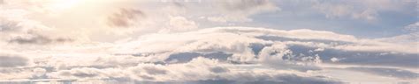 따뜻한 햇볕이 잘 드는 토닝과 아름다운 여름 하늘 배경입니다 구름 위에 화창한 새벽 구름 풍경 자연스러운 배경 울트라 와이드 파노라마 배너 형식 0명에 대한 스톡 사진 및