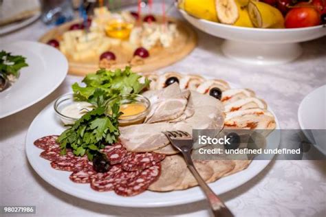 맛 있는 살라미 슬라이스 햄 소시지 샐러드 야채와 음식 격판덮개 콜드 미트 플래터입니다 절단 소시지 고 기념 테이블에 치유 고기 차가운 스낵 뷔페 테이블 건강한 식생활에