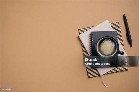 커피 한 잔 종이 노트북 메모장 갈색 배경에 펜이 있는 사무실 테이블 복사 공간 플랫 레이가 있는 상단 뷰입니다 비즈니스 커피 브레이크 컨셉 0명에 대한 스톡 사진 및 기타
