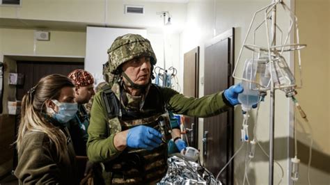 Азов шукає бойових медиків — скільки будуть платити Читайте на Ukr Net