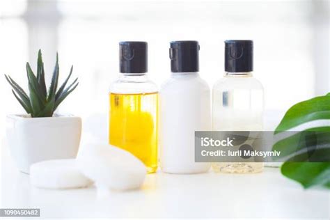 건강 제품과 화장품입니다 허브와 미네랄 스킨케어입니다 크림 화이트 화장품 병 항아리 없이 레이블입니다 스파 비누와 흰 수건으로 설정합니다 0명에 대한 스톡 사진 및 기타