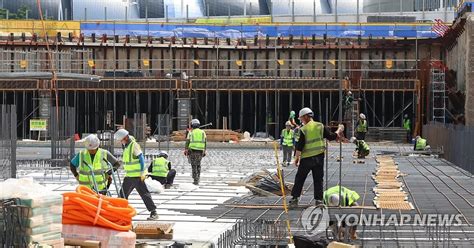건설근로자가 전자카드로 직접 출퇴근 기록…내년 전면 확대