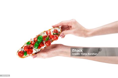 튀긴 토스트 크림 치즈 토마토가 하얀 배경에 분리된 샌드위치 이탈리안 브루스케타 건강한 생활방식에 대한 스톡 사진 및 기타 이미지 건강한 생활방식 구이 굽기 Istock