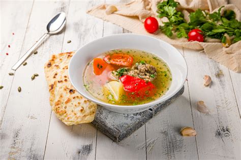 하얀 나무 테이블에 양고기와 야채를 곁들인 Shurpa Asian 수프 0명에 대한 스톡 사진 및 기타 이미지 0명 감자 요리 건강한 생활방식 Istock