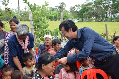 ពិធីប្រគល់ផ្ទះ១ខ្នងជូនជនពិការក្រីក្រឈ្មោះ តុត ប្រុស ជាជនពិការជើងទាំង២ Mosvy