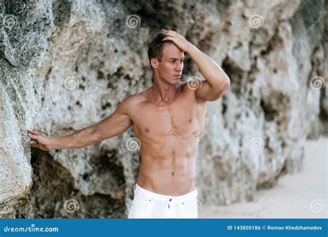 Sexy Geschiktheids Mannelijk Model In Witte Broek En Het Shirtless