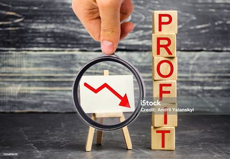 아래 빨간색 화살표 그리고 비문 이익 실패 한 비즈니스와 빈곤입니다 이익 감소입니다 투자의 손실입니다 낮은 임금 경제 위기입니다 금융 시장에의 감소에 대한 스톡 사진 및