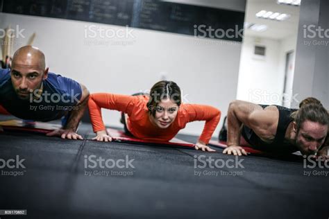 젊은 사람들이 체육관에서 팔 굽 혀 펴기를 하 고 사람들이 운동 나 체육관 3 명에 대한 스톡 사진 및 기타 이미지 3 명