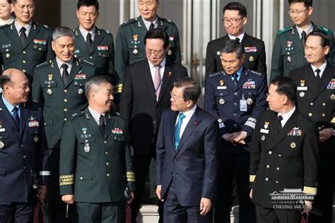 문 대통령 준장 진급자에 삼정검 수여 뉴스1