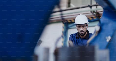 산업 공장의 금속 기계에서 드릴링하는 공장 생산 공장 남성 노동자 사진 Unsplash의 안전모 이미지