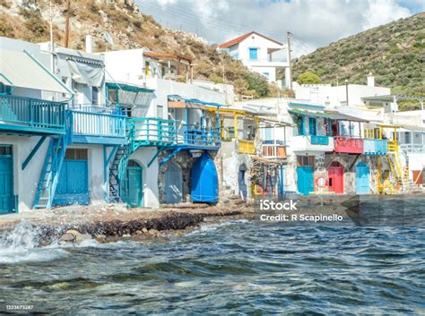 밝은 색상의 나무 문이있는 클리마 어촌 마을 밀로스 섬 그리스 0명에 대한 스톡 사진 및 기타 이미지 0명 경관 관광 Istock