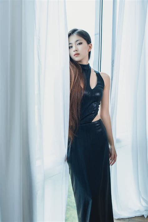 실내 검정 드레스 고상한 고요한 긴 머리 꾸뛰르 매끄러운 매우 복잡한 미니멀리스트 미묘한 보그 부드러운