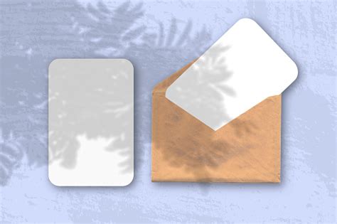 테이블의 파란색 배경에 텍스처 백서 2장이 있는 봉투입니다 식물 그림자가 있는 모형 오버레이 자연광은 로완 가지에서 그림자를 투사합니다 0명에 대한 스톡 벡터 아트 및 기타