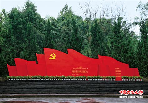 教育部副部长刘利民右著名俄罗斯美术史论家奚静之中参观黄作林作品