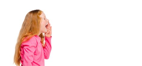 화이트 스튜디오 배경에 고립 된 행복한 빨간 머리 소녀 행복하고 쾌활하며 성실한 것처럼 보입니다 복사 공간을 참조하십시오 어린 시절 교육 감정 개념 6 7 살에 대한 스톡