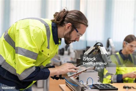 제조 또는 산업에서 사용하기 위해 아카데미 로봇 자동화 실험실에서 원격 테스트 및 제어 Ai 로봇 모델을 사용하는 남성 엔지니어 검사 보기에 대한 스톡 사진 및 기타 이미지