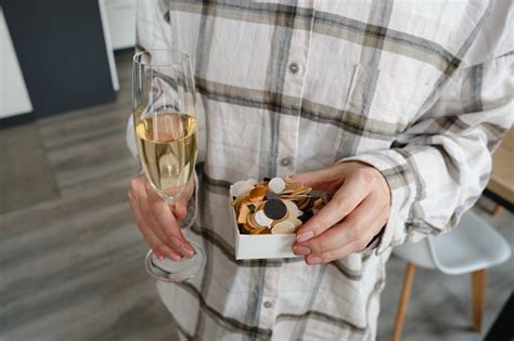 한 잔의 와인이나 샴페인을 소녀의 손에 들고 색종이 한 상자 알코올 음료의 맛 축하하고 순간을 즐길 수 있습니다 휴일을 위한