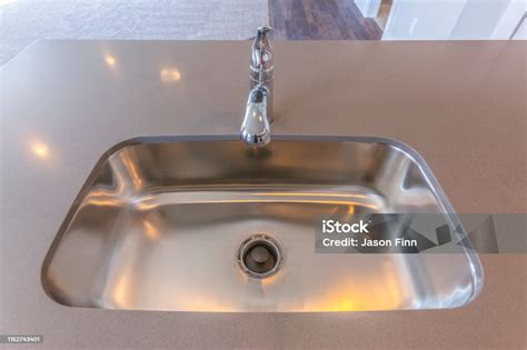 빛나는 부엌 싱크대에 반짝이 스테인레스 스틸 싱크 및 수도 꼭지 0명에 대한 스톡 사진 및 기타 이미지 0명 가정 주방 가정용 시설 Istock