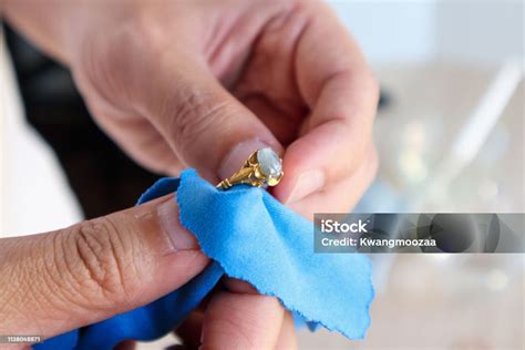보석 손 닦는 및 마이크로 섬유 직물을 가진 금 보석 반지를 청소 하십시오 보석 개인 장식품에 대한 스톡 사진 및 기타 이미지 보석 개인 장식품 청소하기 닦기