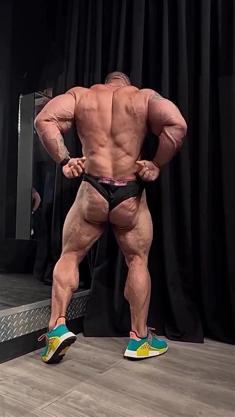 Super Musclle Beast rear flexing ThisVid com 中文