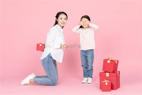 어머니의 날 딸은 엄마 선물을 준다 사진 무료 다운로드 Lovepik