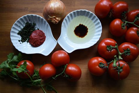 홈 만든 토마토 수프 및 양파 허브를 보여주는 어두운 나무 보드에 대 한 원 재료의 음식 사진 오일 식초 퓌 레와 흰 요리와 토마토 포도 나무 0명에 대한 스톡 사진 및