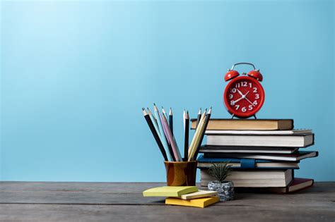 학용품 노트북이 있는 어린이 책상 창의적인 작업 공간 학교 개념으로 돌아갑니다 수채화 연필은 학교로 돌아갈 때 미술 수업에 가져와야 합니다 0명에 대한 스톡 사진 및 기타