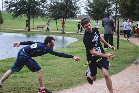 Register 5k Zombie Run Runners Navigate Through A Zombie Infested