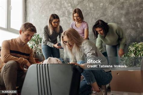 바쁜 친구들이 짐을 싸고 여행 가방에 물건을 넣으려고 웃고 가방을 포장하십시오 아파트 이전 및 이사 여행 가방에 대한 스톡 사진 및 기타 이미지 Istock