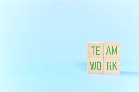 팀워크 및 팀 빌딩 비즈니스 개념 푸른 배경에 나무 블록 나무 퍼즐 조각을 모으는 손 0명에 대한 스톡 사진 및 기타 이미지