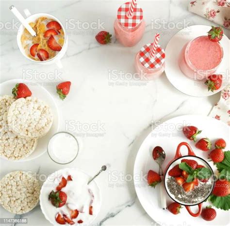 신선한 딸기와 함께 아침 식사와 간식을 위한 맛있고 건강 한 음식 딸기 스무디 쌀 와플 옥수수 조각 우유와 요구르트 복사 공간