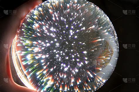 光魔法球在人的手中
