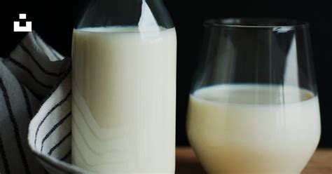 우유 한 잔 옆에 우유 한 병 사진 Unsplash의 무료 음식 및 음료 이미지