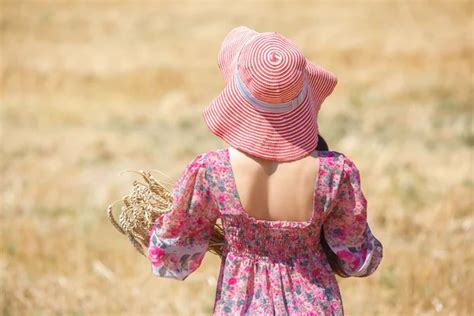 Chica Con Sombrero De Paja Fotos De Stock Im Genes De Chica Con Sombrero De Paja Sin Royalties