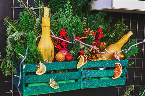 벽에 매달려 크리스마스 장식 전나무 가지 콘 말린 오렌지 장난감 및 병 0명에 대한 스톡 사진 및 기타 이미지 0명 12월 1월 Istock