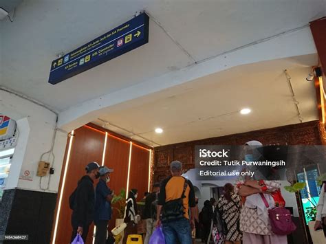 티켓 체킹 게이트 앳 족자카르타 요갸 족자 족자카르타 인도네시아 기차역 건축에 대한 스톡 사진 및 기타 이미지 건축 건축물