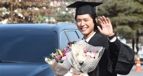 Пак Бу Гом их сургуулиа төгслөө